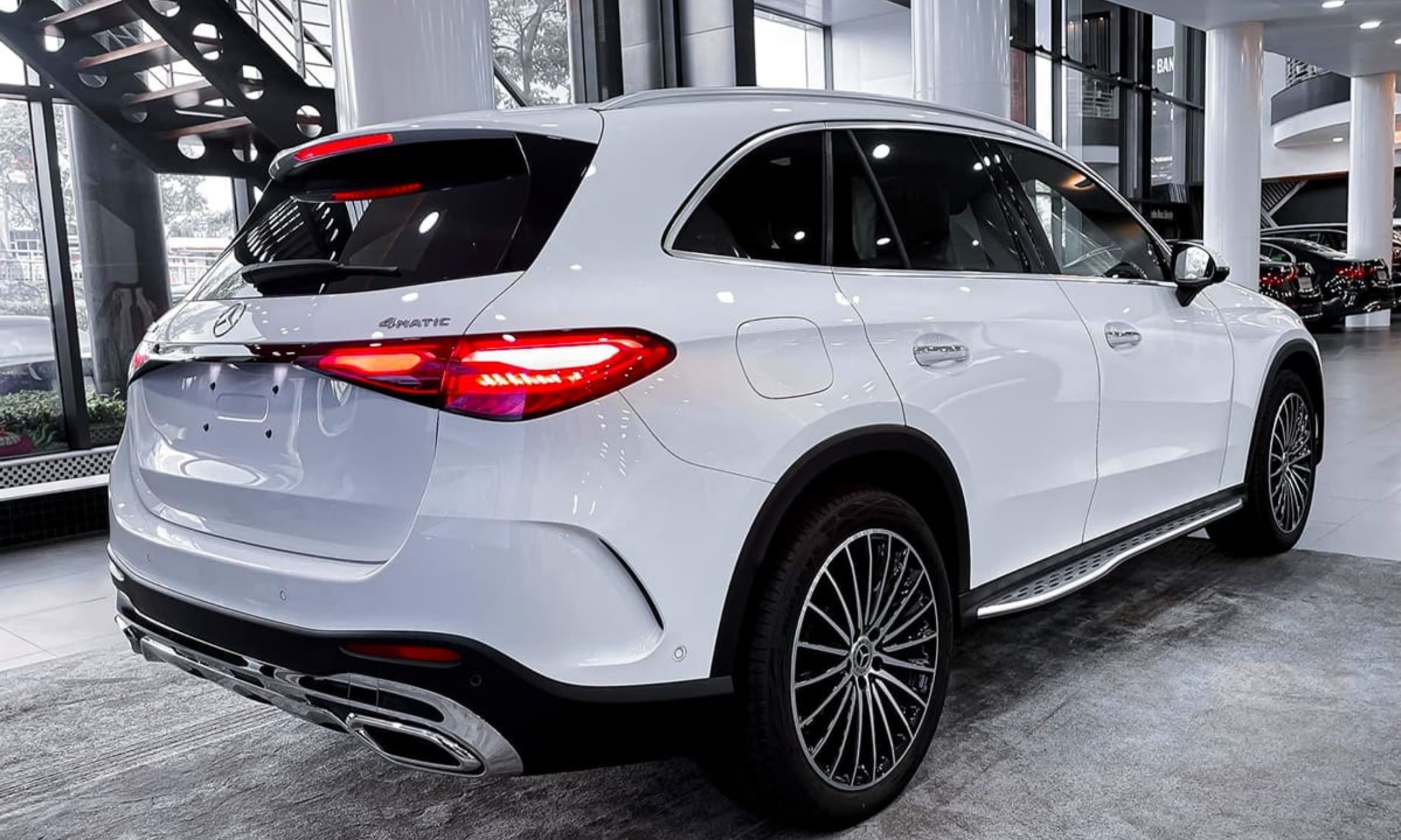 Giá xe Mercedes GLC 300 niêm yết & lăn bánh